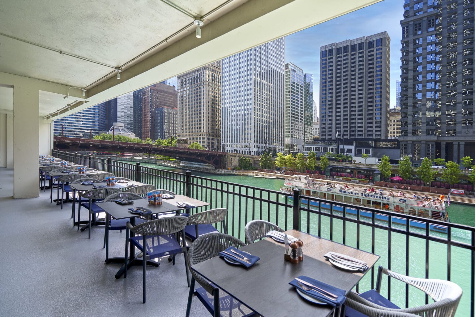 Seafood Restaurant - Chicago Marina City - Legal Sea Foods